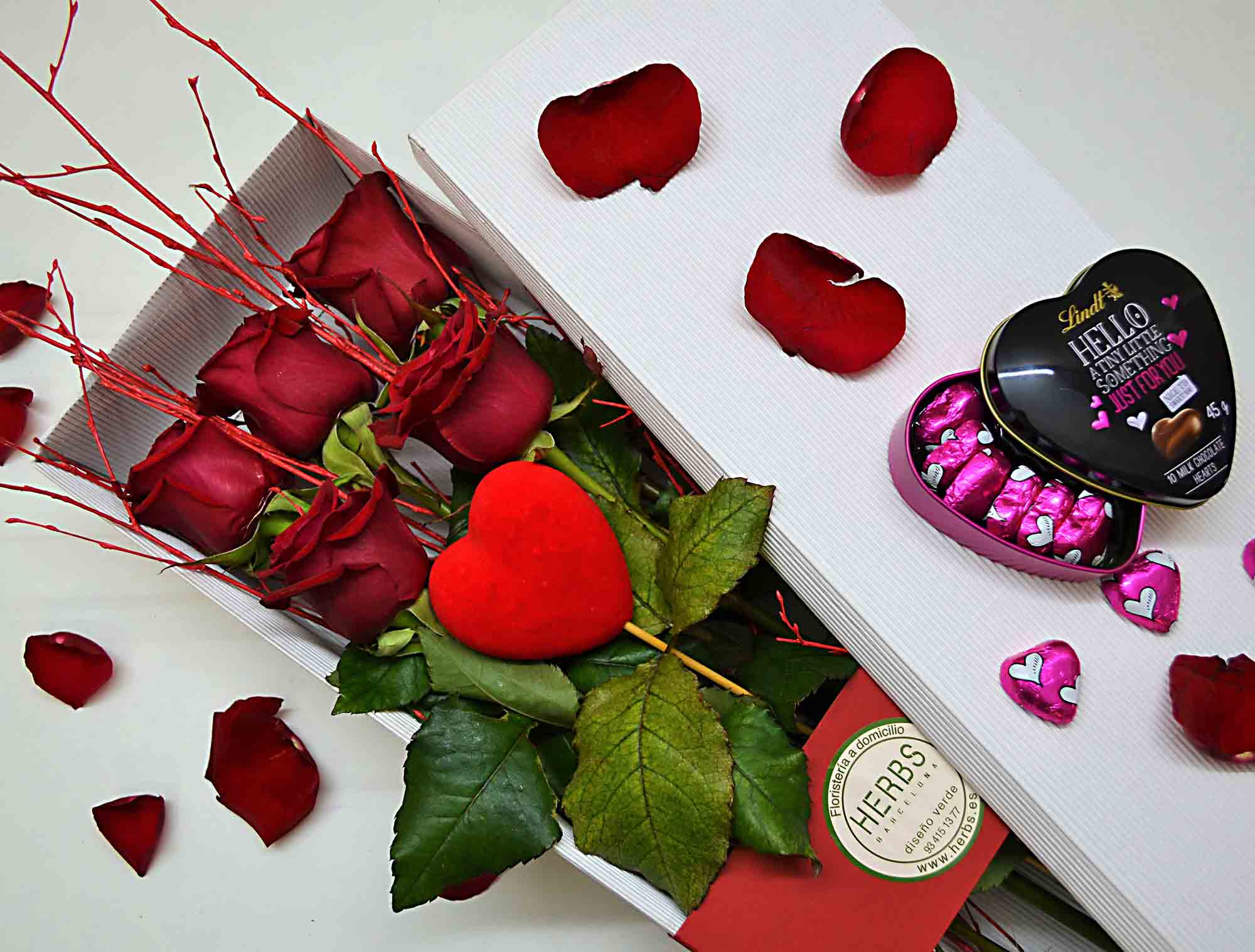 BOX 5 ROSES AND CHOCOLATE BOX